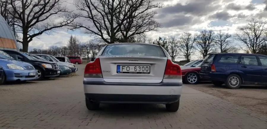 Grey Volvo S60 2003 in Valmiera, with an engine capacity of 2.40 L and mileage of 354 thousand km for 1650 €, photo 5 on AUTOMOTO.COM.LV