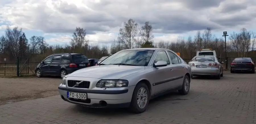 Grey Volvo S60 2003 in Valmiera, with an engine capacity of 2.40 L and mileage of 354 thousand km for 1650 €, photo 8 on AUTOMOTO.COM.LV