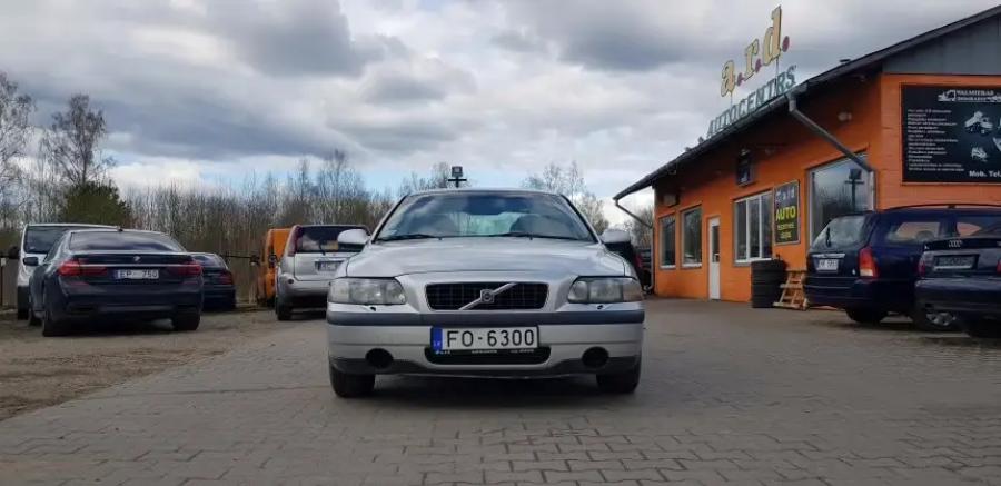 Grey Volvo S60 2003 in Valmiera, with an engine capacity of 2.40 L and mileage of 354 thousand km for 1650 €, photo 9 on AUTOMOTO.COM.LV