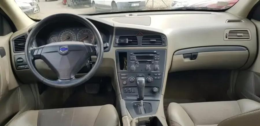 Grey Volvo S60 2003 in Valmiera, with an engine capacity of 2.40 L and mileage of 354 thousand km for 1650 €, photo 10 on AUTOMOTO.COM.LV