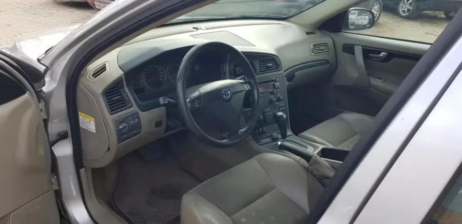 Grey Volvo S60 2003 in Valmiera, with an engine capacity of 2.40 L and mileage of 354 thousand km for 1650 €, photo 11 on AUTOMOTO.COM.LV