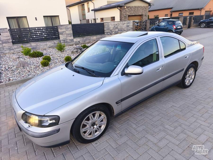 Grey Volvo S60 2003 in Taurage, with an engine capacity of 2.40 L and mileage of 421 thousand km for 1450 €, photo 1 on AUTOMOTO.COM.LV