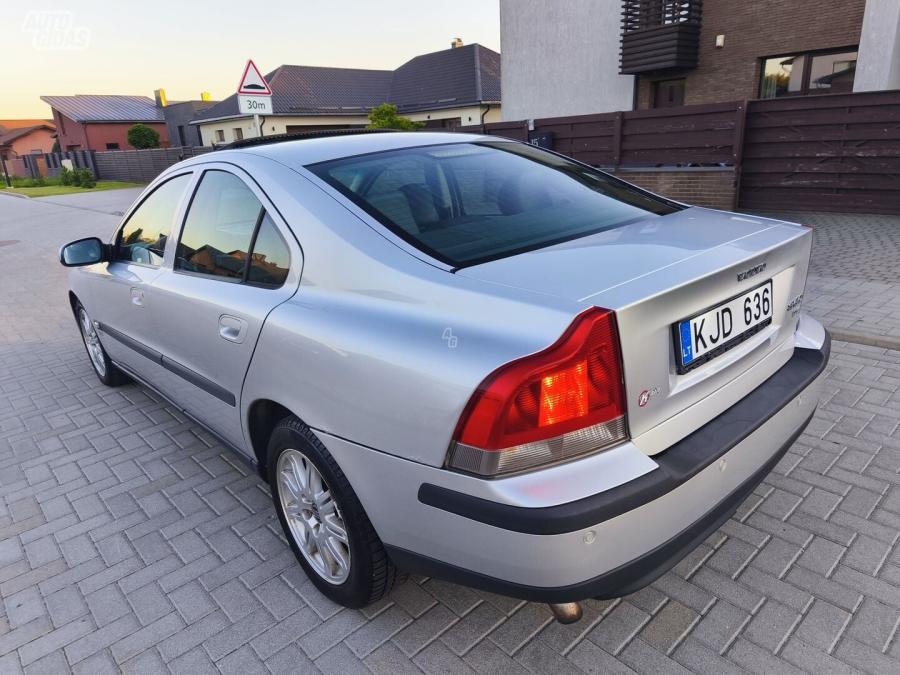 Grey Volvo S60 2003 in Taurage, with an engine capacity of 2.40 L and mileage of 421 thousand km for 1450 €, photo 4 on AUTOMOTO.COM.LV