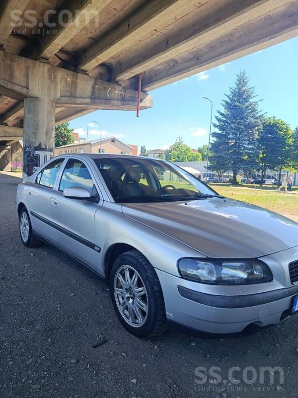 Pelēks Volvo S60 2003 Rēzekne, ar dzinēja tilpumu 2.40 L un nobraukumu 580 tūkst. km par 1550 €, foto 1 vietnē AUTOMOTO.COM.LV