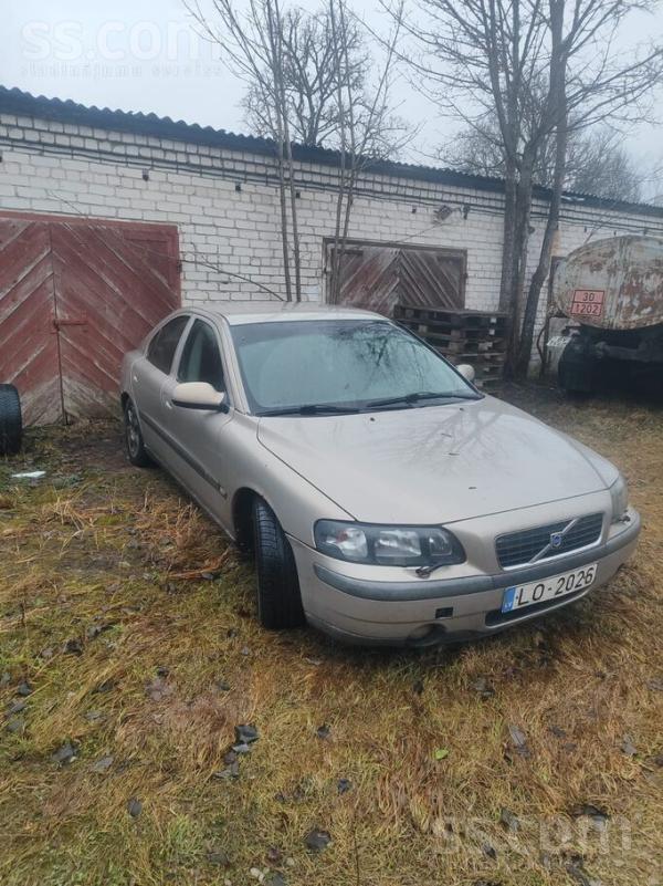 Серый Вольво С60 2003 в Гулбене, объемом двигателя 2.40 л и пробегом 399 тыс. км за 600 €, фото 3 на AUTOMOTO.COM.LV