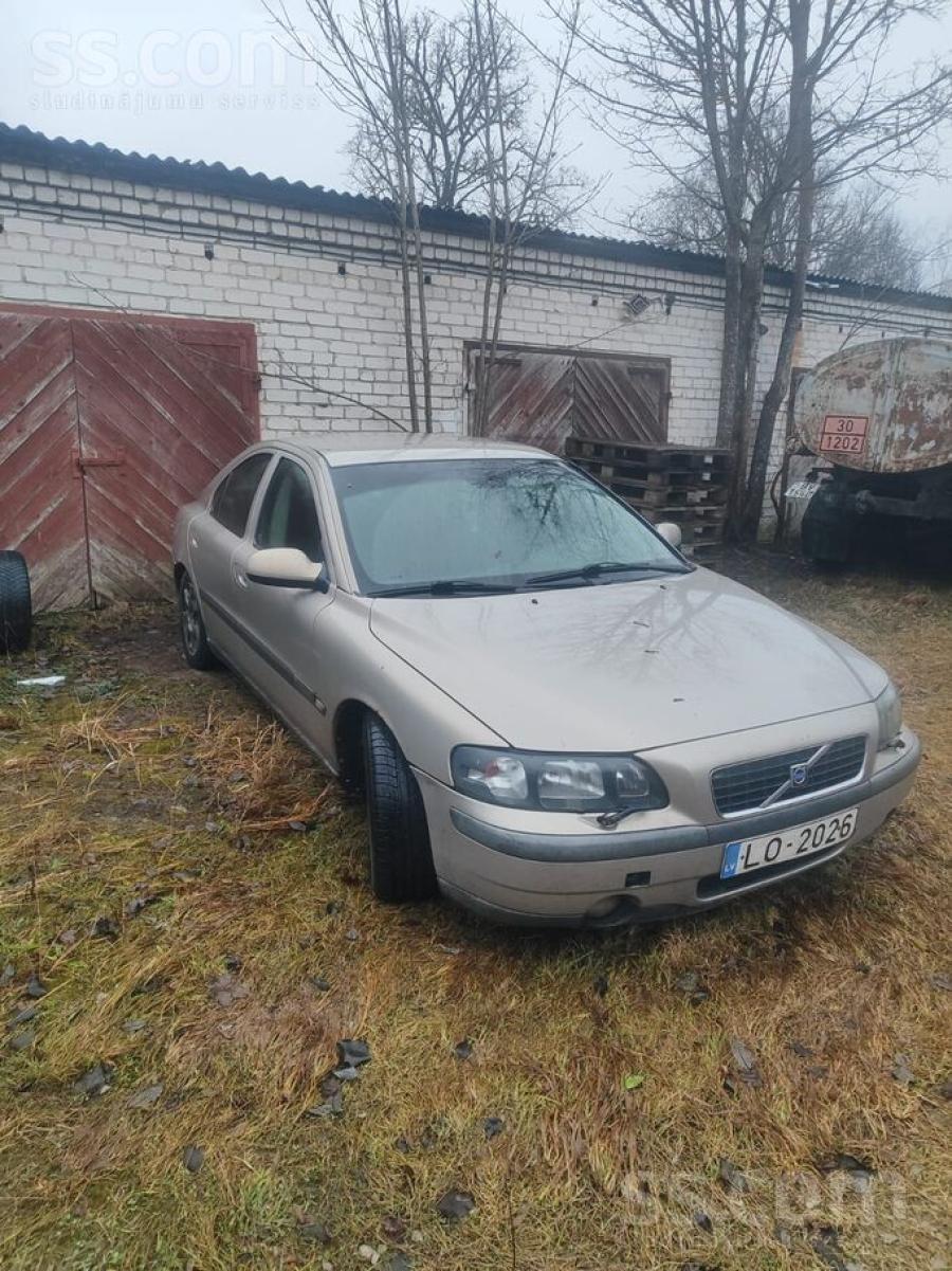 Pelēks Volvo S60 2003 Gulbene, ar dzinēja tilpumu 2.40 L un nobraukumu 399 tūkst. km par 600 €, foto 4 vietnē AUTOMOTO.COM.LV