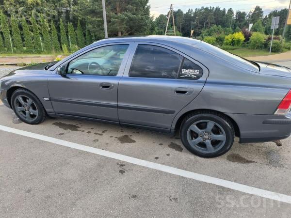 Grey Volvo S60 2003 in Aizkraukle, with an engine capacity of 2.40 L and mileage of 441 thousand km for 1800 €, photo 2 on AUTOMOTO.COM.LV