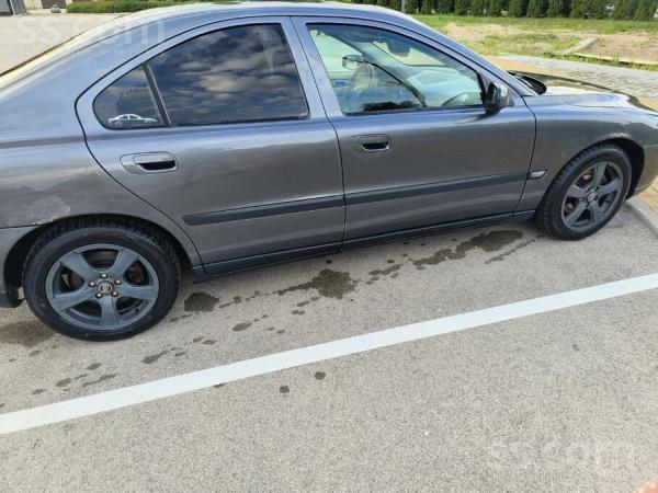 Grey Volvo S60 2003 in Aizkraukle, with an engine capacity of 2.40 L and mileage of 441 thousand km for 1800 €, photo 4 on AUTOMOTO.COM.LV