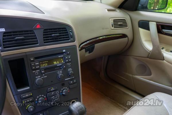 Grey Volvo S60 2003 in Tallinn, with an engine capacity of 2.40 L and mileage of 220 thousand km for 3400 €, photo 4 on AUTOMOTO.COM.LV