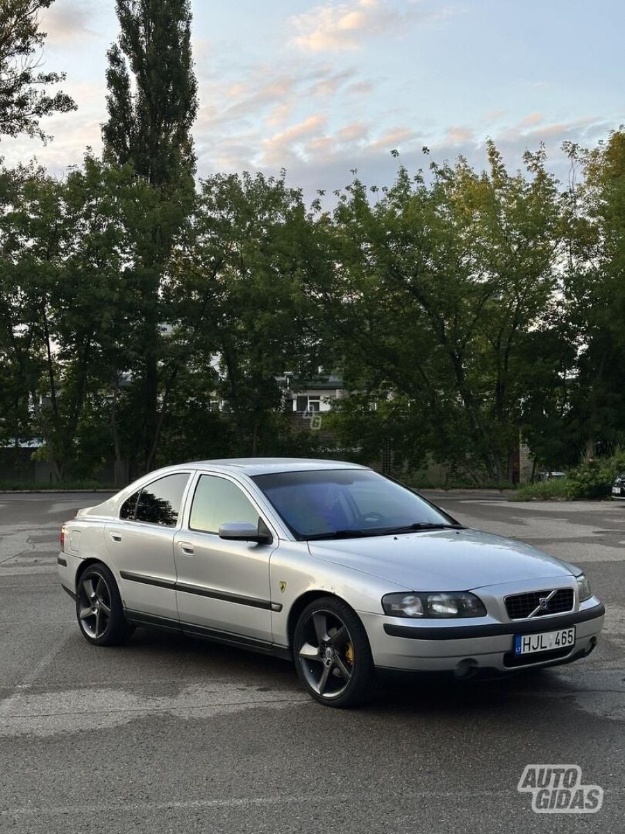 Pelēks Volvo S60 2003 Viļņa, ar dzinēja tilpumu 2.40 L un nobraukumu 450 tūkst. km par 1270 €, foto 4 vietnē AUTOMOTO.COM.LV