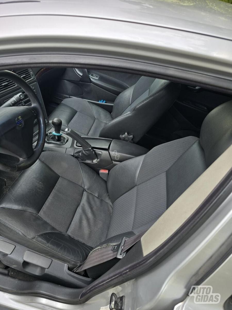 Grey Volvo S60 2003 in Klaipeda, with an engine capacity of 2.40 L and mileage of 35 thousand km for 1450 €, photo 10 on AUTOMOTO.COM.LV