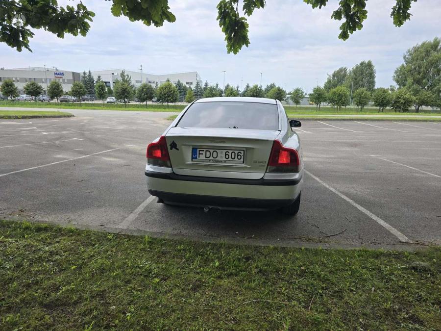 Pelēks Volvo S60 2003 Klaipėda, ar dzinēja tilpumu 2.40 L un nobraukumu 350 tūkst. km par 1450 €, foto 5 vietnē AUTOMOTO.COM.LV