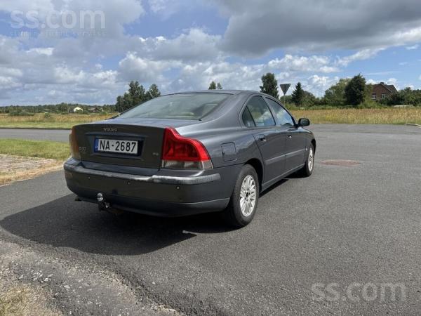 Pelēks Volvo S60 2003 Rīga, ar dzinēja tilpumu 2.40 L un nobraukumu 350 tūkst. km par 1900 €, foto 4 vietnē AUTOMOTO.COM.LV