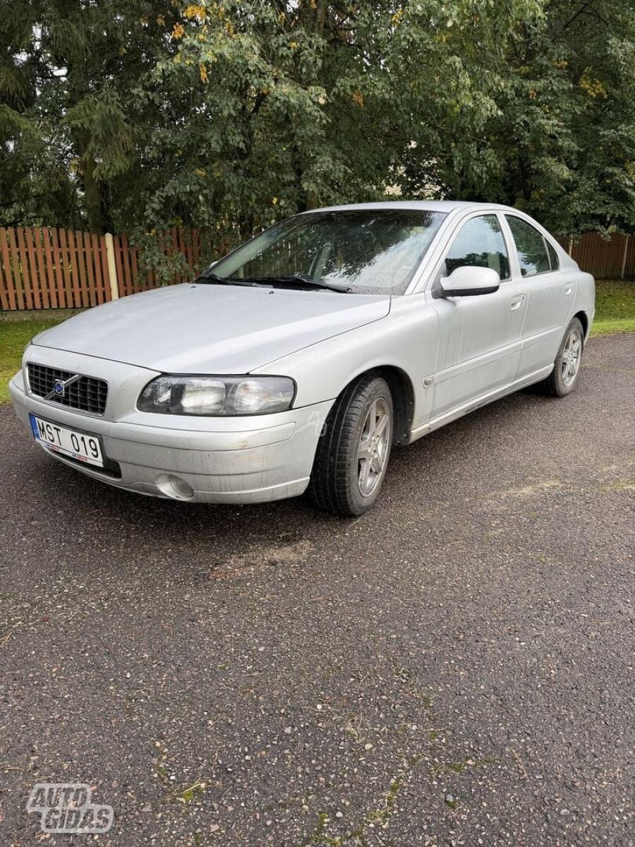 Pelēks Volvo S60 2003 Viļņa, ar dzinēja tilpumu 2.40 L un nobraukumu 376 tūkst. km par 1100 €, foto 1 vietnē AUTOMOTO.COM.LV