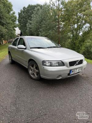 Pelēks Volvo S60 2003 Viļņa, ar dzinēja tilpumu 2.40 L un nobraukumu 376 tūkst. km par 1100 €, foto 3 vietnē AUTOMOTO.COM.LV