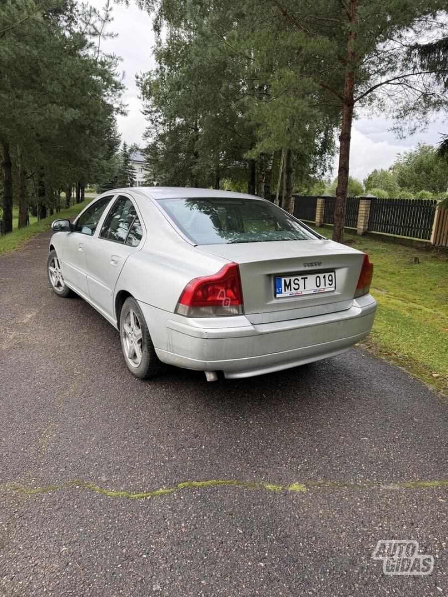 Pelēks Volvo S60 2003 Viļņa, ar dzinēja tilpumu 2.40 L un nobraukumu 376 tūkst. km par 1100 €, foto 4 vietnē AUTOMOTO.COM.LV