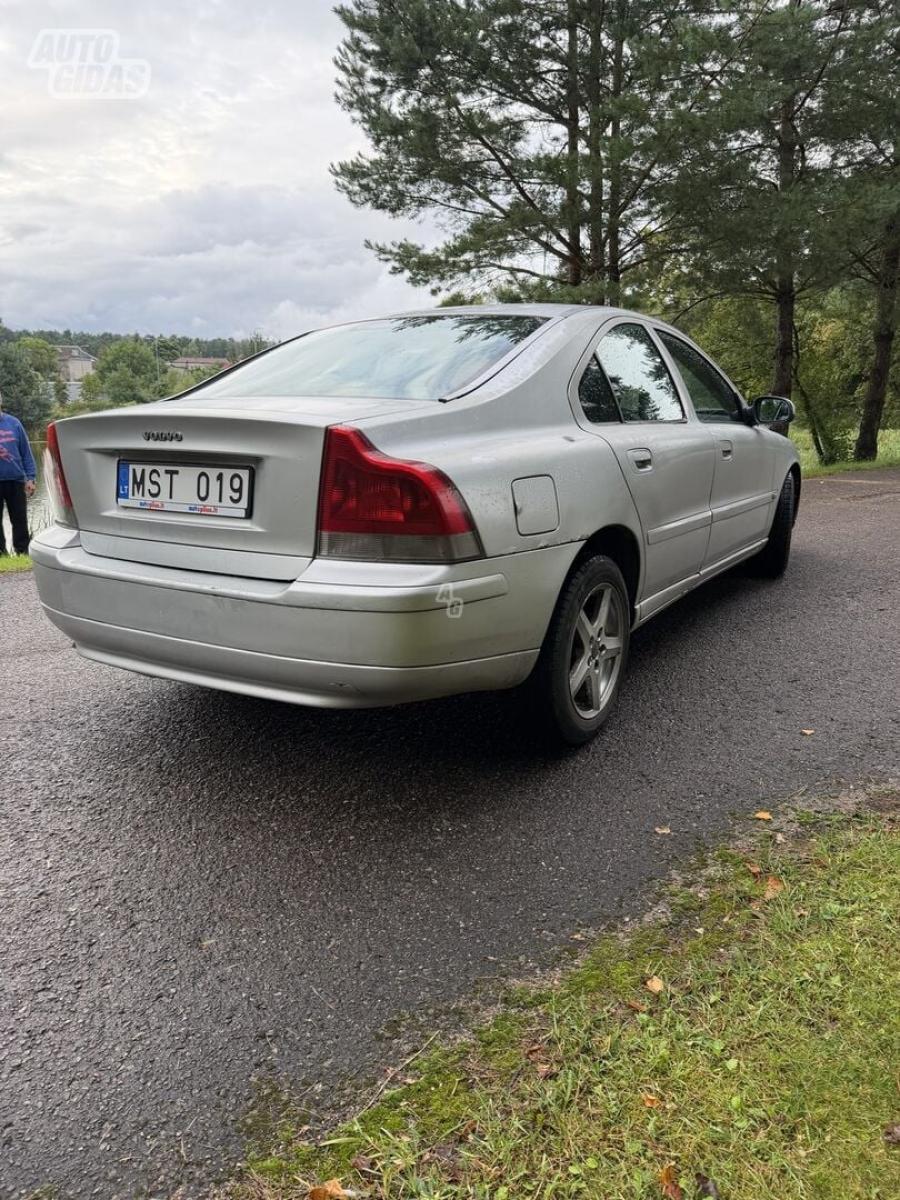 Pelēks Volvo S60 2003 Viļņa, ar dzinēja tilpumu 2.40 L un nobraukumu 376 tūkst. km par 1100 €, foto 5 vietnē AUTOMOTO.COM.LV