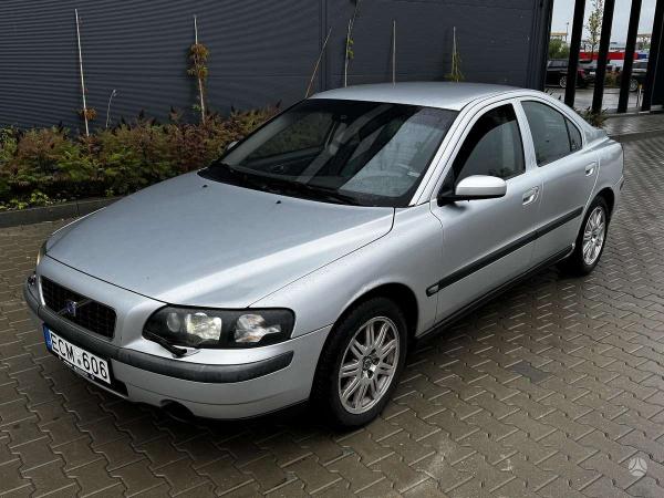 Volvo S60 2003 in Vilnius on AUTOMOTO.COM.LV Grey Volvo S60 2003 in Vilnius, with an engine capacity of 2.40 L and mileage of 350 thousand km for 595 €, photo 1 on AUTOMOTO.COM.LV