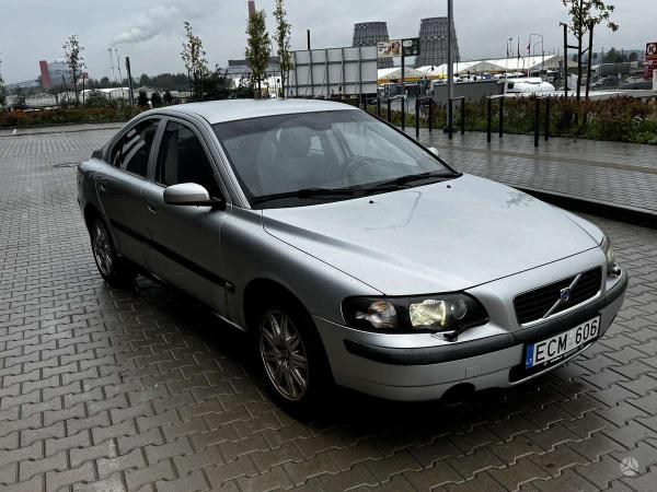 Volvo S60 2003 in Vilnius on AUTOMOTO.COM.LV Grey Volvo S60 2003 in Vilnius, with an engine capacity of 2.40 L and mileage of 350 thousand km for 595 €, photo 3 on AUTOMOTO.COM.LV