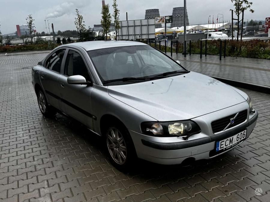 Grey Volvo S60 2003 in Vilnius, with an engine capacity of 2.40 L and mileage of 350 thousand km for 595 €, photo 3 on AUTOMOTO.COM.LV