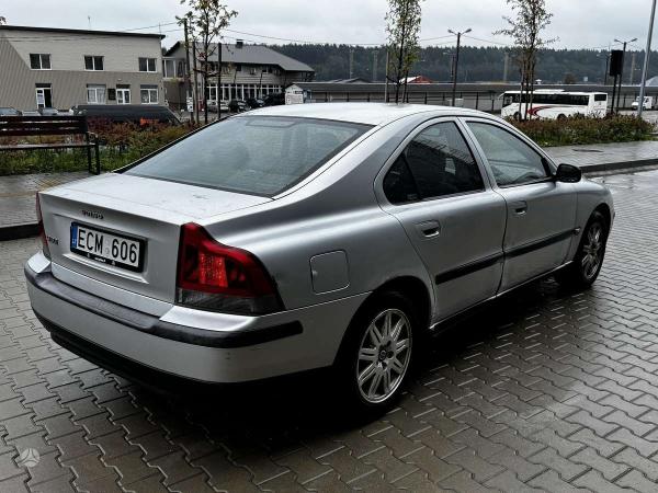 Volvo S60 2003 in Vilnius on AUTOMOTO.COM.LV Grey Volvo S60 2003 in Vilnius, with an engine capacity of 2.40 L and mileage of 350 thousand km for 595 €, photo 4 on AUTOMOTO.COM.LV
