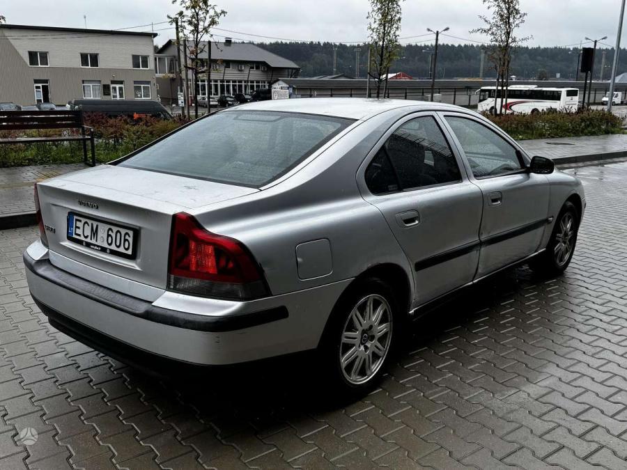 Grey Volvo S60 2003 in Vilnius, with an engine capacity of 2.40 L and mileage of 350 thousand km for 595 €, photo 4 on AUTOMOTO.COM.LV