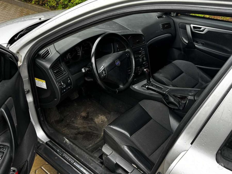 Grey Volvo S60 2003 in Vilnius, with an engine capacity of 2.40 L and mileage of 350 thousand km for 595 €, photo 6 on AUTOMOTO.COM.LV