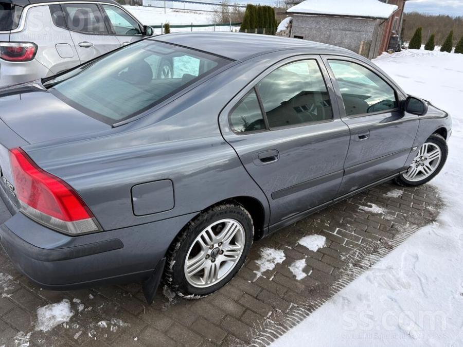 Pelēks Volvo S60 2003 Rīga, ar dzinēja tilpumu 2.40 L un nobraukumu 366 tūkst. km par 750 €, foto 3 vietnē AUTOMOTO.COM.LV