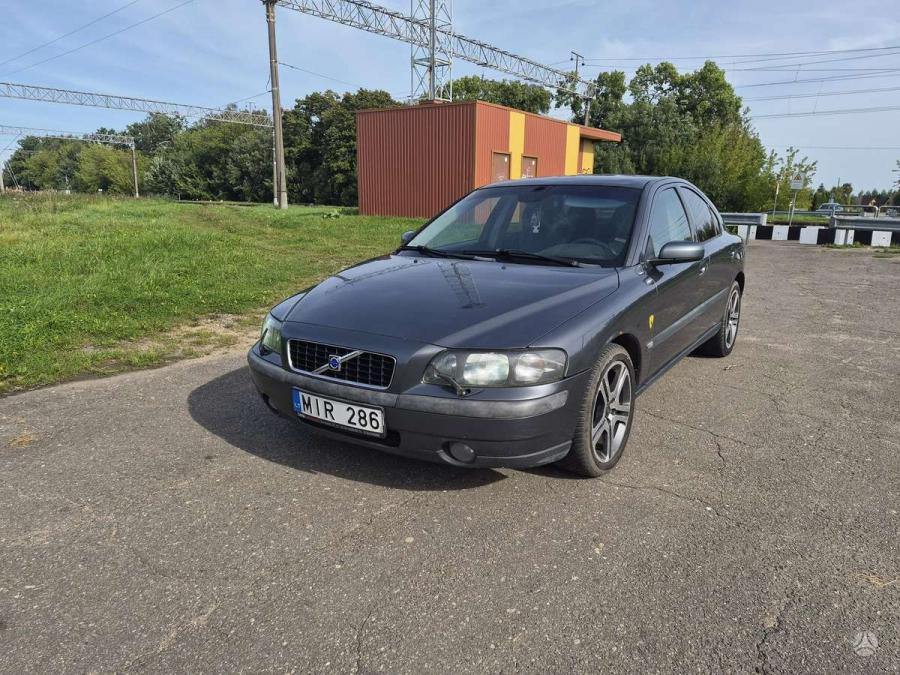 Grey Volvo S60 2003 in Vievis, with an engine capacity of 2.40 L and mileage of 570 thousand km for 700 €, photo 1 on AUTOMOTO.COM.LV