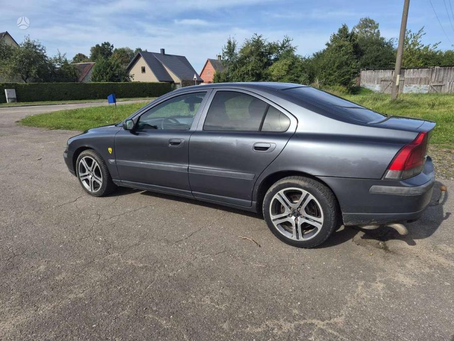 Grey Volvo S60 2003 in Vievis, with an engine capacity of 2.40 L and mileage of 570 thousand km for 700 €, photo 3 on AUTOMOTO.COM.LV