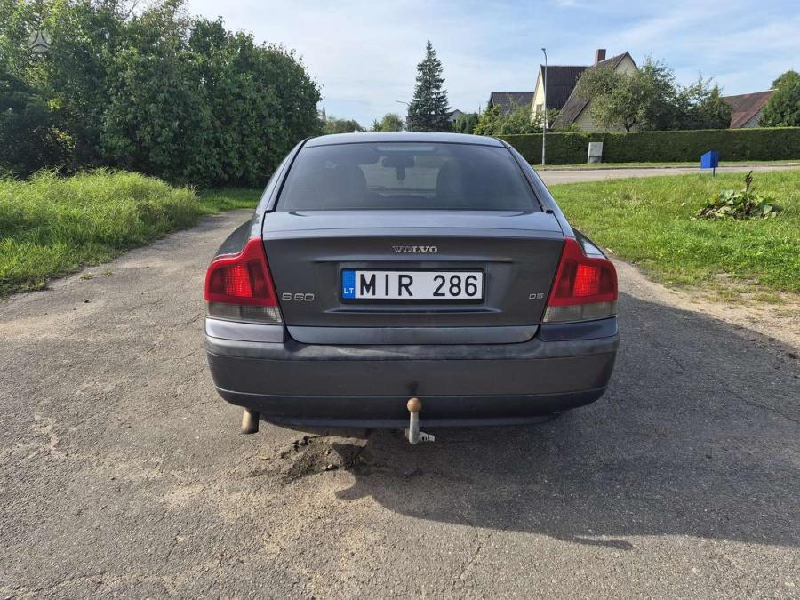 Grey Volvo S60 2003 in Vievis, with an engine capacity of 2.40 L and mileage of 570 thousand km for 700 €, photo 4 on AUTOMOTO.COM.LV