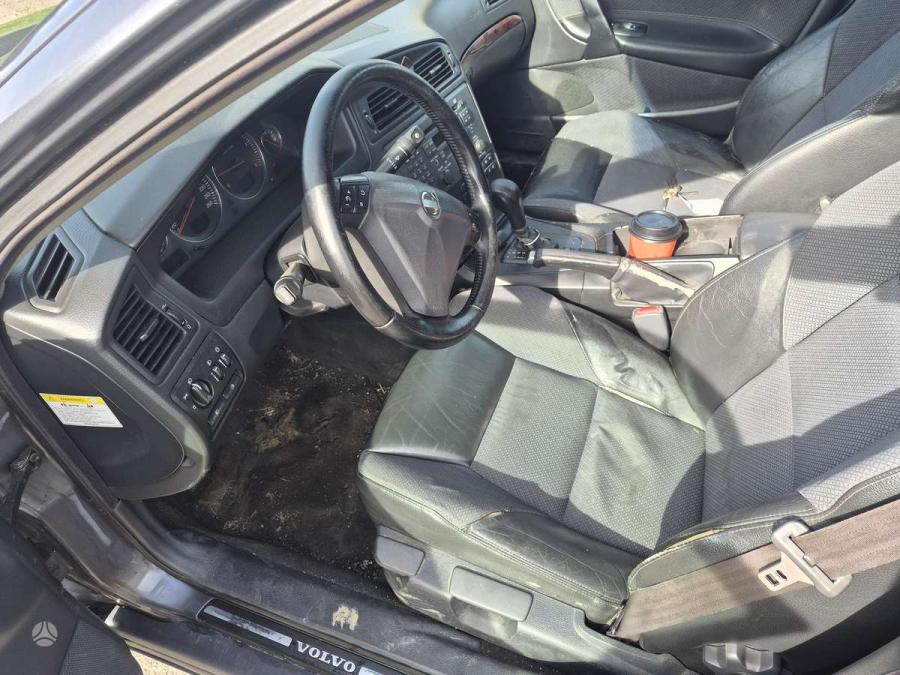 Grey Volvo S60 2003 in Vievis, with an engine capacity of 2.40 L and mileage of 570 thousand km for 700 €, photo 7 on AUTOMOTO.COM.LV
