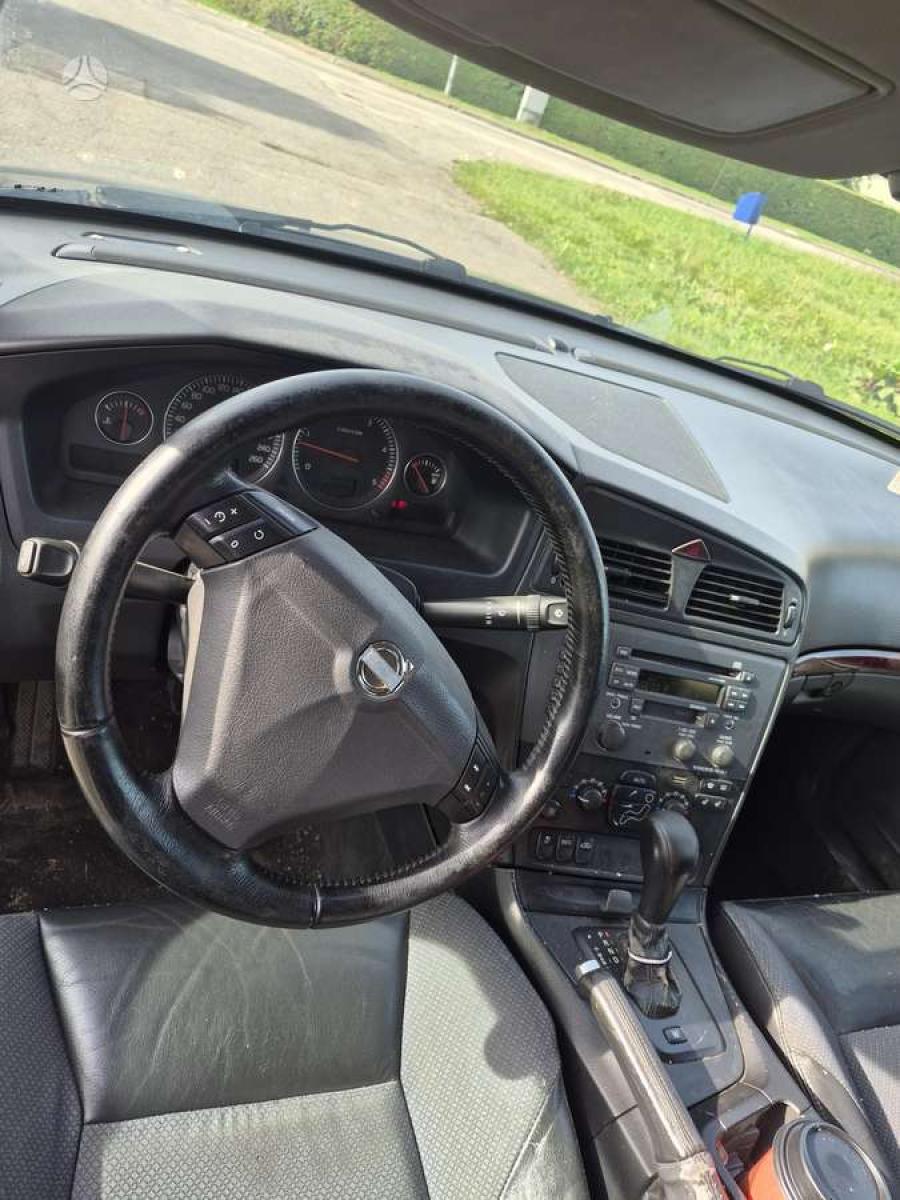 Grey Volvo S60 2003 in Vievis, with an engine capacity of 2.40 L and mileage of 570 thousand km for 700 €, photo 8 on AUTOMOTO.COM.LV