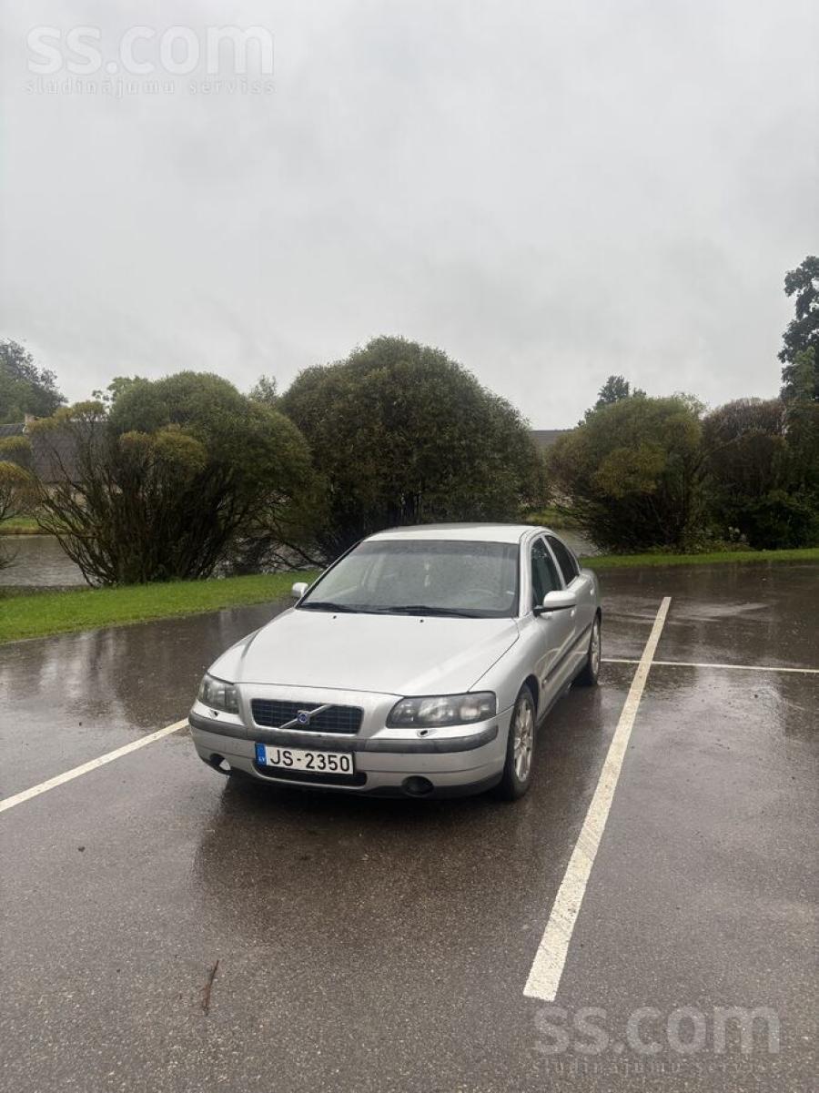 Pelēks Volvo S60 2003 Madona, ar dzinēja tilpumu 2.40 L un nobraukumu 417 tūkst. km par 1650 €, foto 1 vietnē AUTOMOTO.COM.LV