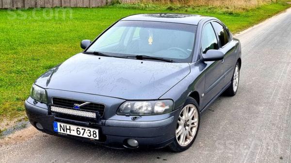 Pelēks Volvo S60 2003 Cēsis, ar dzinēja tilpumu 2.40 L un nobraukumu 357 tūkst. km par 1350 €, foto 1 vietnē AUTOMOTO.COM.LV
