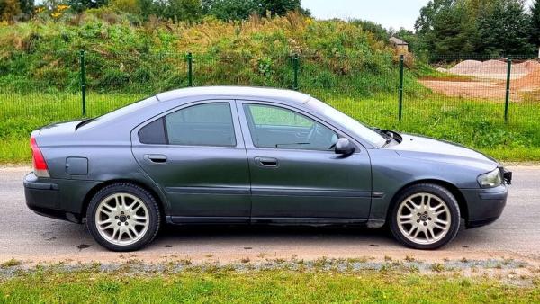 Pelēks Volvo S60 2003 Cēsis, ar dzinēja tilpumu 2.40 L un nobraukumu 357 tūkst. km par 1350 €, foto 5 vietnē AUTOMOTO.COM.LV