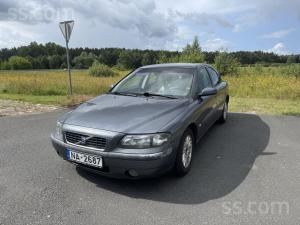 Pelēks Volvo S60 2003 Rīga, ar dzinēja tilpumu 2.40 L un nobraukumu 350 tūkst. km par 1500 €, foto  vietnē AUTOMOTO.COM.LV
