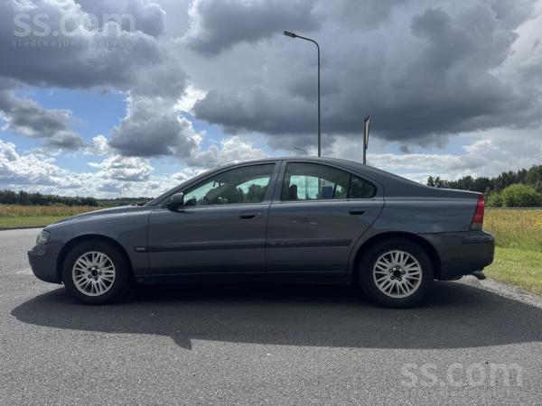Pelēks Volvo S60 2003 Rīga, ar dzinēja tilpumu 2.40 L un nobraukumu 350 tūkst. km par 1500 €, foto 8 vietnē AUTOMOTO.COM.LV