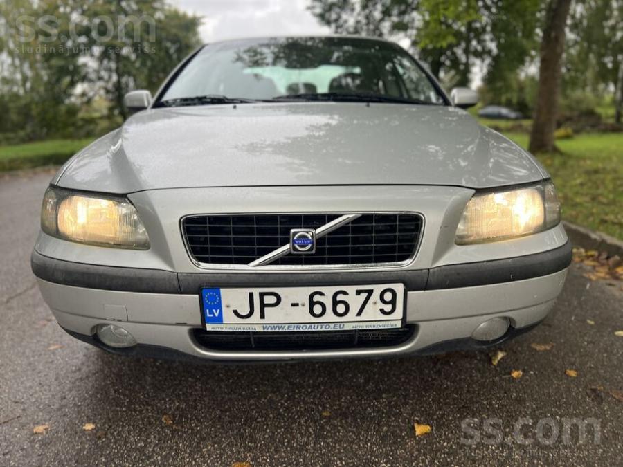 Серый Вольво С60 2003 в Резекне, объемом двигателя 2.40 л и пробегом 0 тыс. км за 1550 €, фото 1 на AUTOMOTO.COM.LV