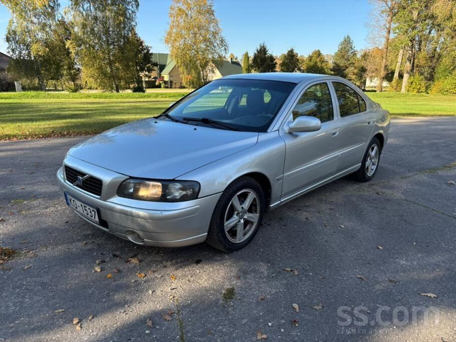 Grey Volvo S60 2003 in Madona, with an engine capacity of 2.40 L and mileage of 424 thousand km for 1300 €, photo 1 on AUTOMOTO.COM.LV