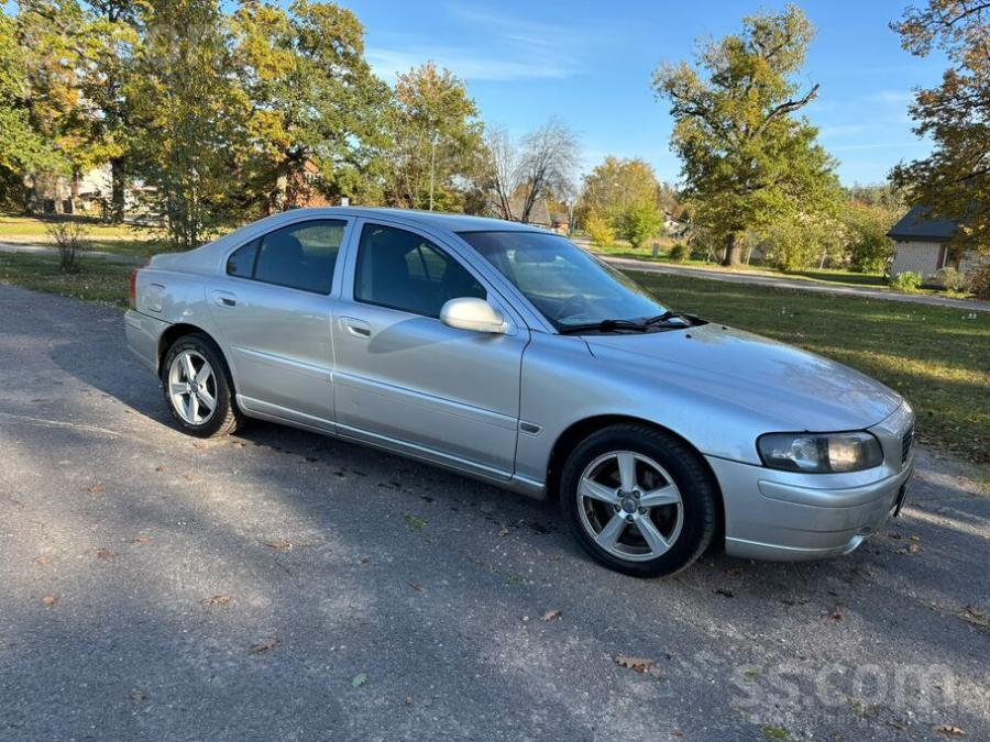 Grey Volvo S60 2003 in Madona, with an engine capacity of 2.40 L and mileage of 424 thousand km for 1300 €, photo 3 on AUTOMOTO.COM.LV