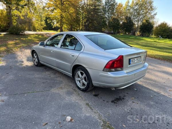 Grey Volvo S60 2003 in Madona, with an engine capacity of 2.40 L and mileage of 424 thousand km for 1300 €, photo 4 on AUTOMOTO.COM.LV