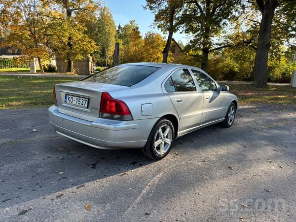 Grey Volvo S60 2003 in Madona, with an engine capacity of 2.40 L and mileage of 424 thousand km for 1300 €, photo 5 on AUTOMOTO.COM.LV