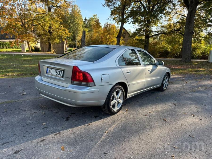 Grey Volvo S60 2003 in Madona, with an engine capacity of 2.40 L and mileage of 424 thousand km for 1300 €, photo 5 on AUTOMOTO.COM.LV