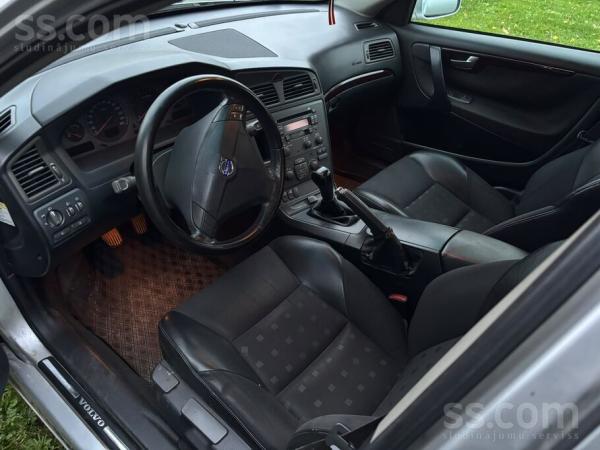 Grey Volvo S60 2003 in Madona, with an engine capacity of 2.40 L and mileage of 424 thousand km for 1300 €, photo 6 on AUTOMOTO.COM.LV