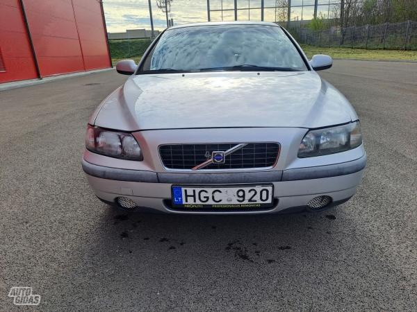 Pelēks Volvo S60 2003 Telšiai, ar dzinēja tilpumu 2.40 L un nobraukumu 360 tūkst. km par 650 €, foto 3 vietnē AUTOMOTO.COM.LV