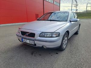 Серый Вольво С60 2003 в Тельшяй, объемом двигателя 2.40 л и пробегом 360 тыс. км за 650 €, фото 4 на AUTOMOTO.COM.LV