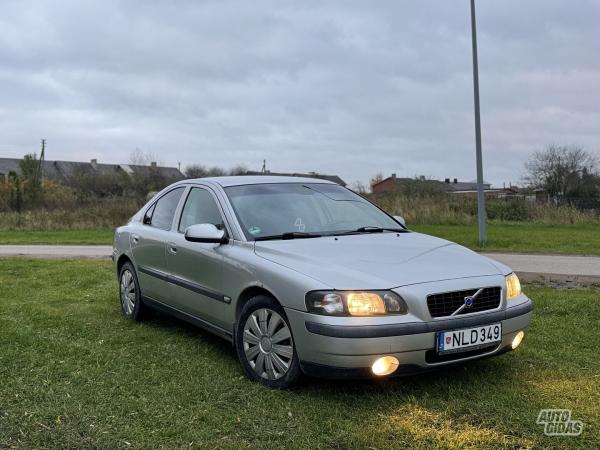 Grey Volvo S60 2003 in Salcininkai, with an engine capacity of 2.40 L and mileage of 0 thousand km for 600 €, photo 1 on AUTOMOTO.COM.LV