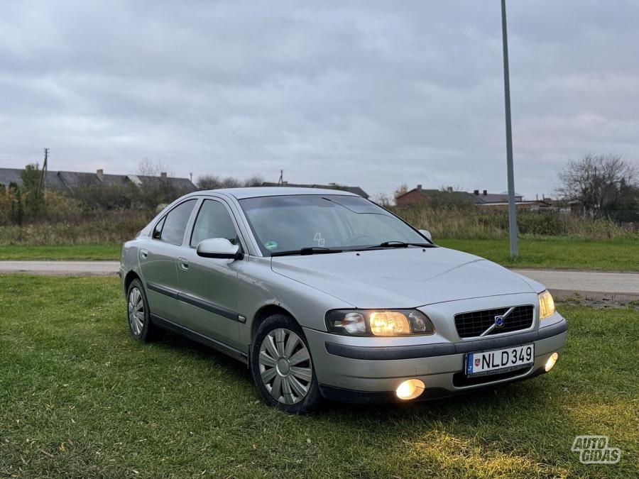 Grey Volvo S60 2003 in Salcininkai, with an engine capacity of 2.40 L and mileage of 0 thousand km for 600 €, photo 1 on AUTOMOTO.COM.LV
