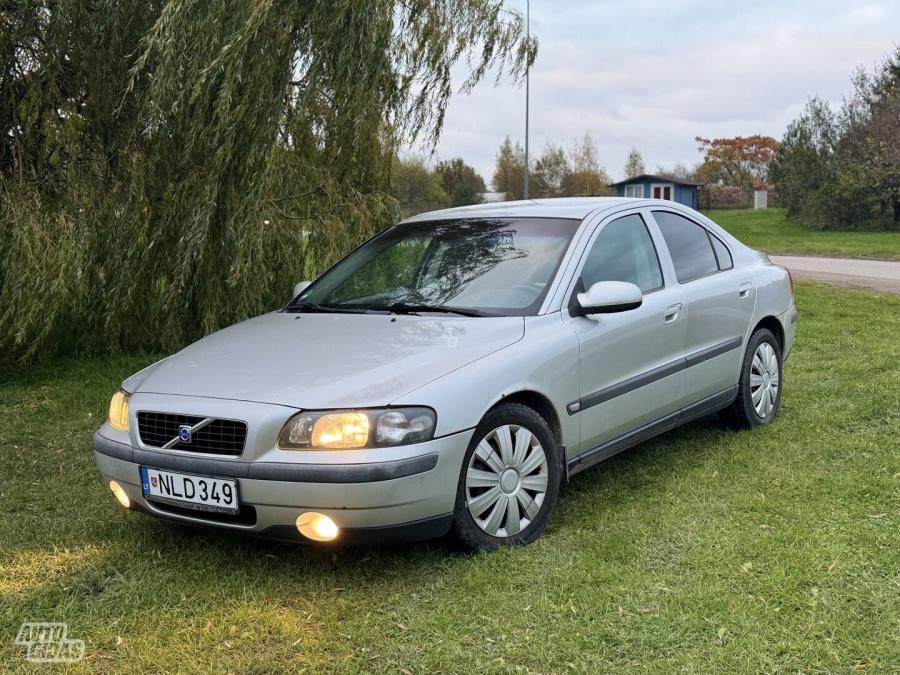 Grey Volvo S60 2003 in Salcininkai, with an engine capacity of 2.40 L and mileage of 0 thousand km for 600 €, photo 3 on AUTOMOTO.COM.LV